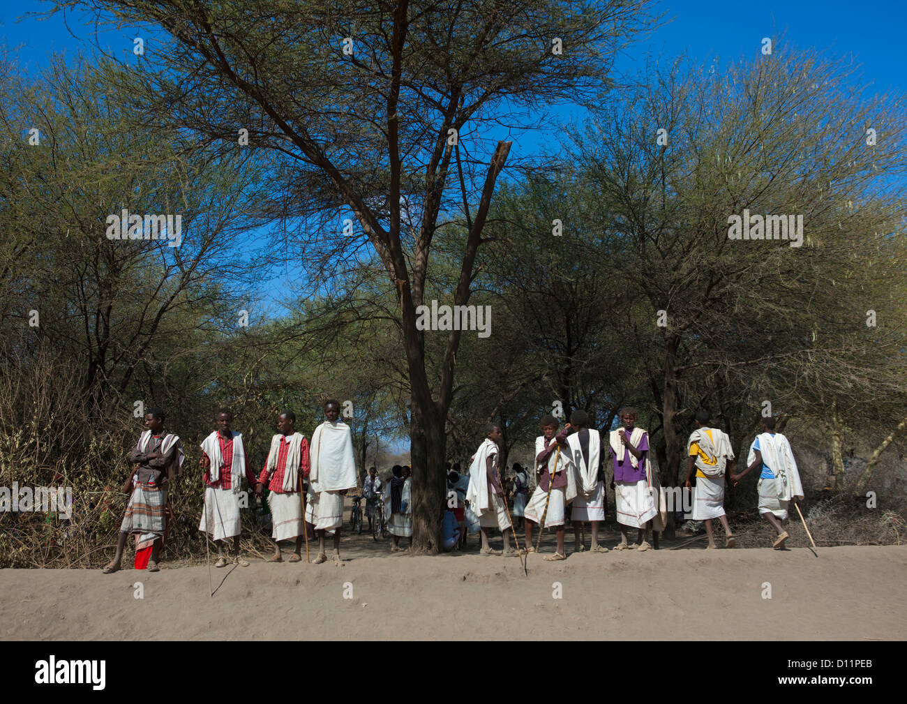 Group Of Young Karrayyu Tribe Men In Traditional Clothes At The ...