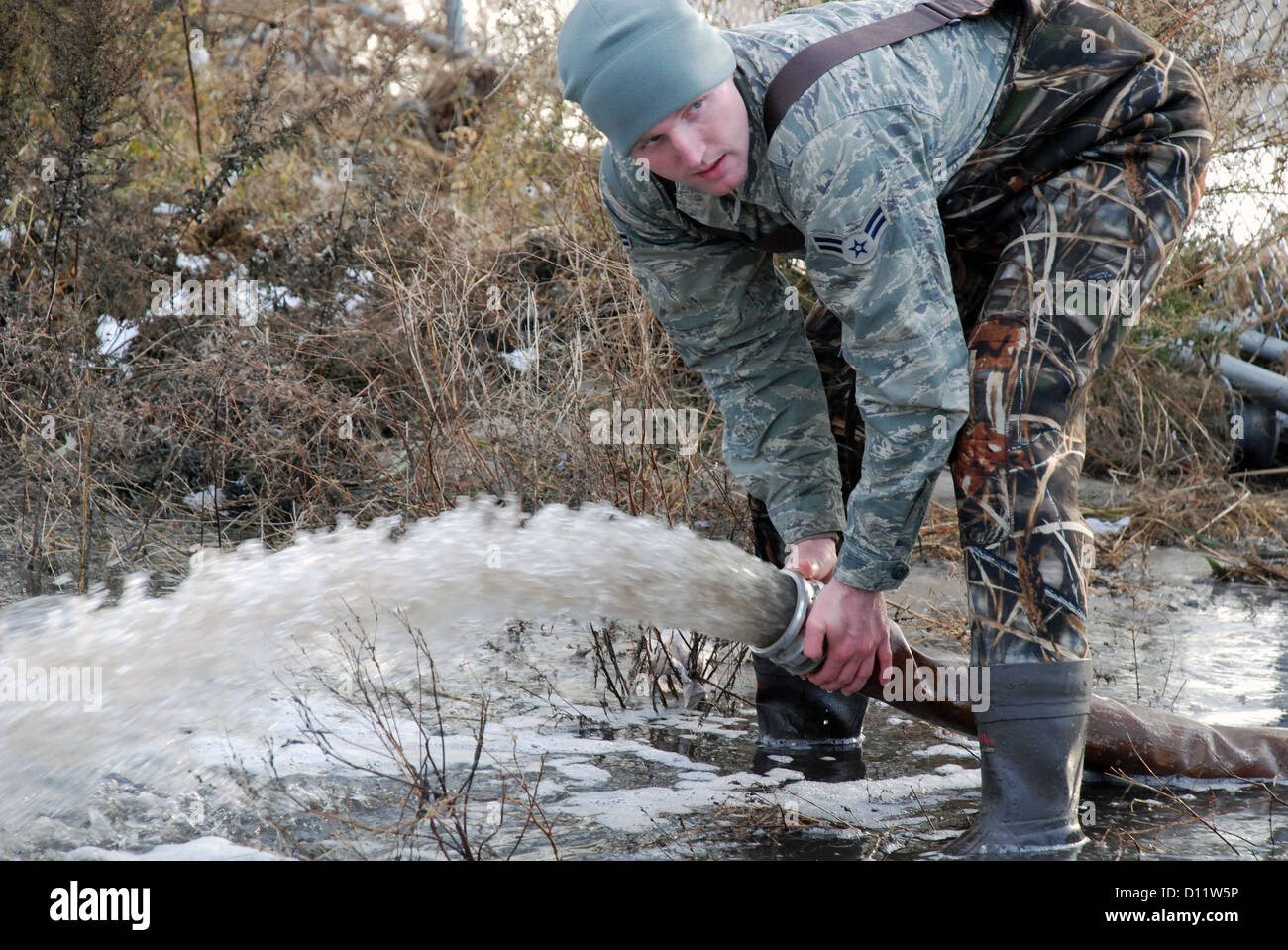 Service members, supporting the Army Corps FEMA mission to allow access ...