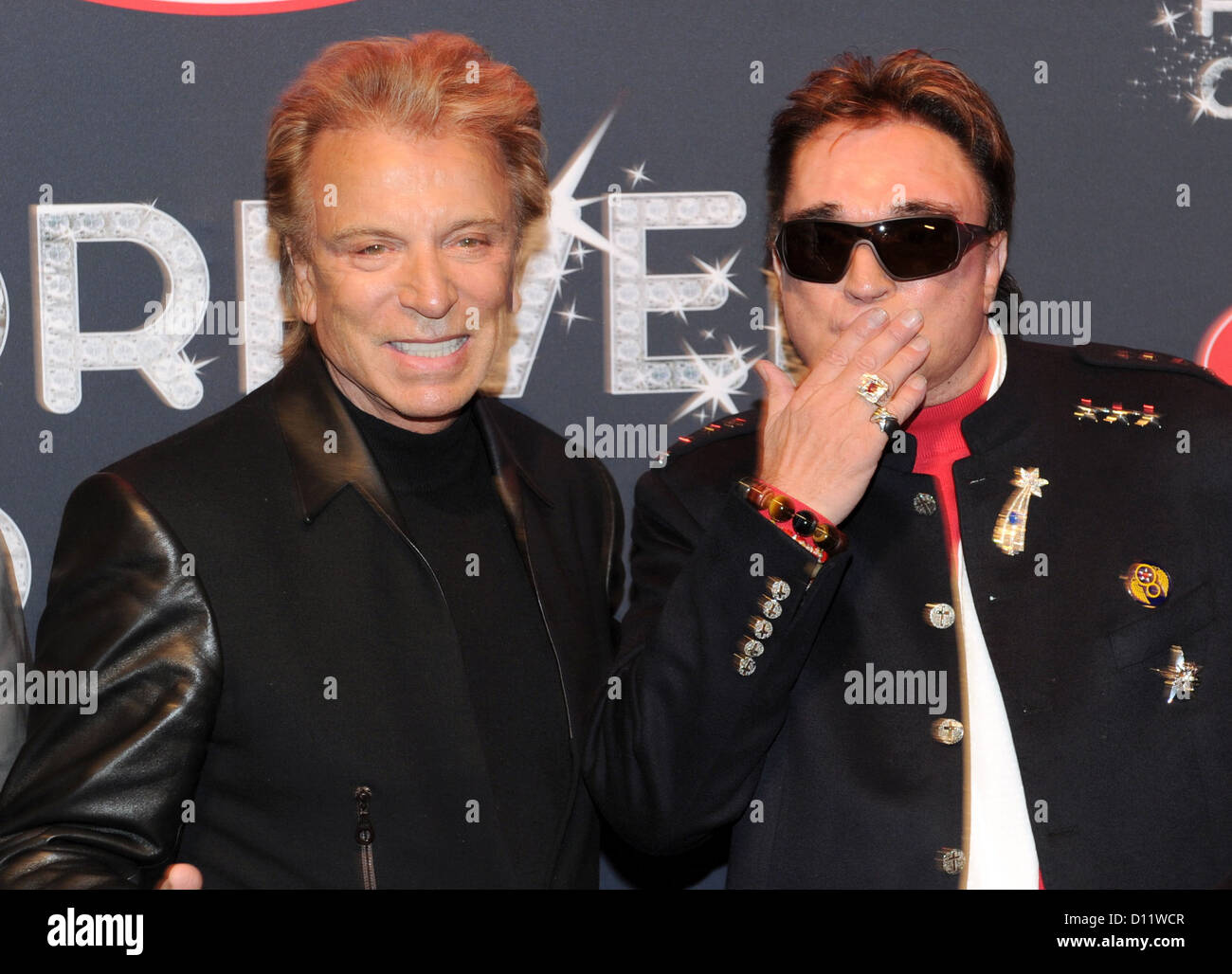Entertainers Siegfried (L) and Roy arrive for the premiere of the show ...