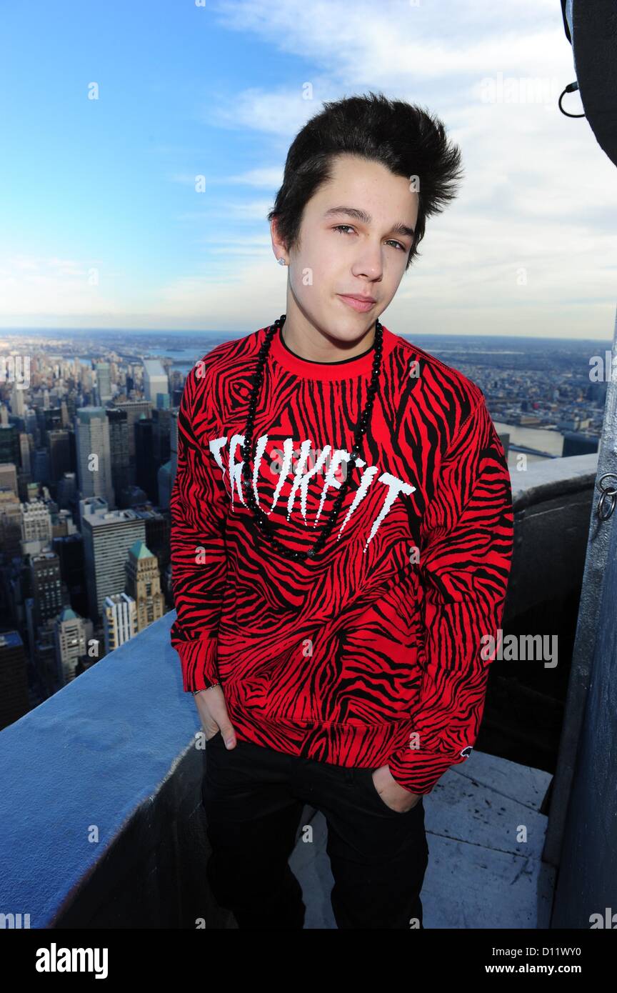 Dec. 5, 2012 - Manhattan, New York, U.S. - AUSTIN MAHONE tours the ...