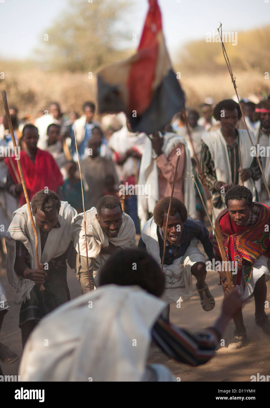 Group Of Karrayyu Tribe Men During Choreographed Stick Fighting Dance ...