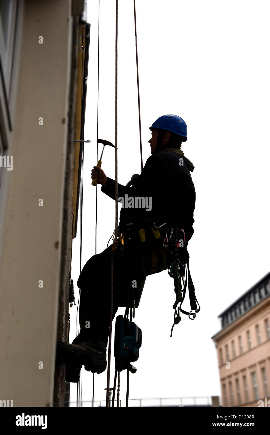 Berlin wall construction workers hi-res stock photography and images ...