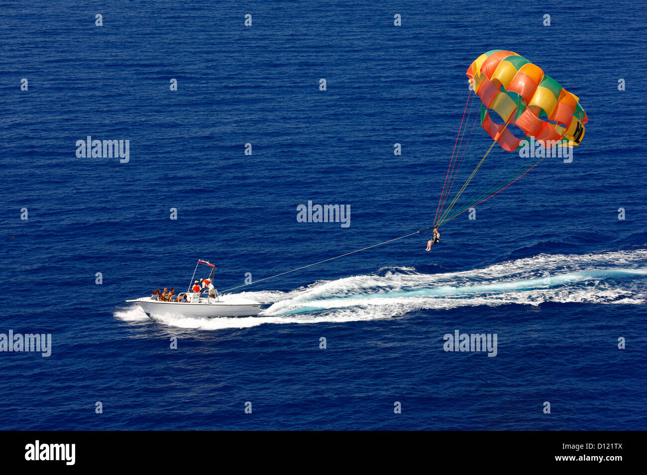 Parasailing boat hi-res stock photography and images - Alamy