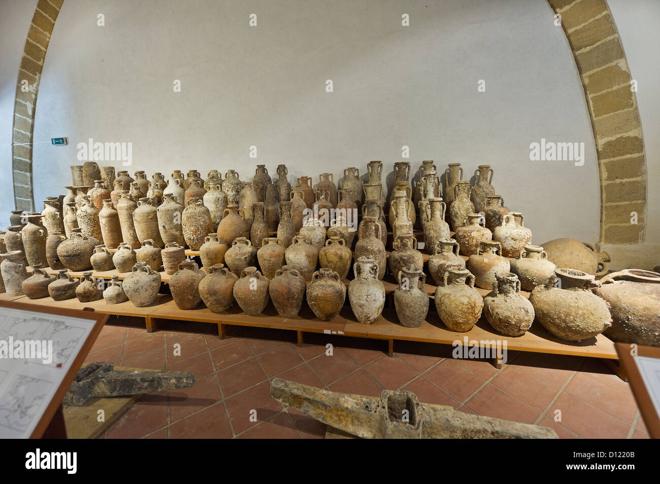 Amphorae hi-res stock photography and images - Alamy