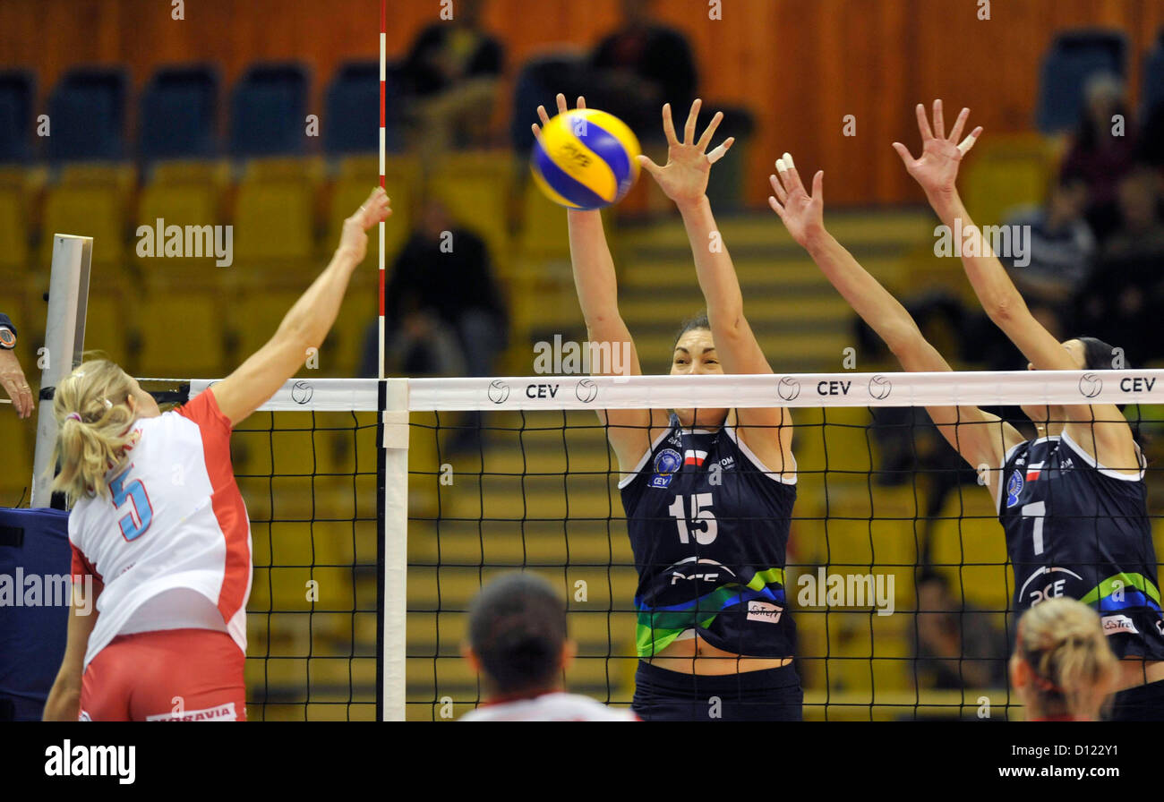 Anna Velikijova (left, CZE) and Rachel Rourke (nr 15) and Julia ...
