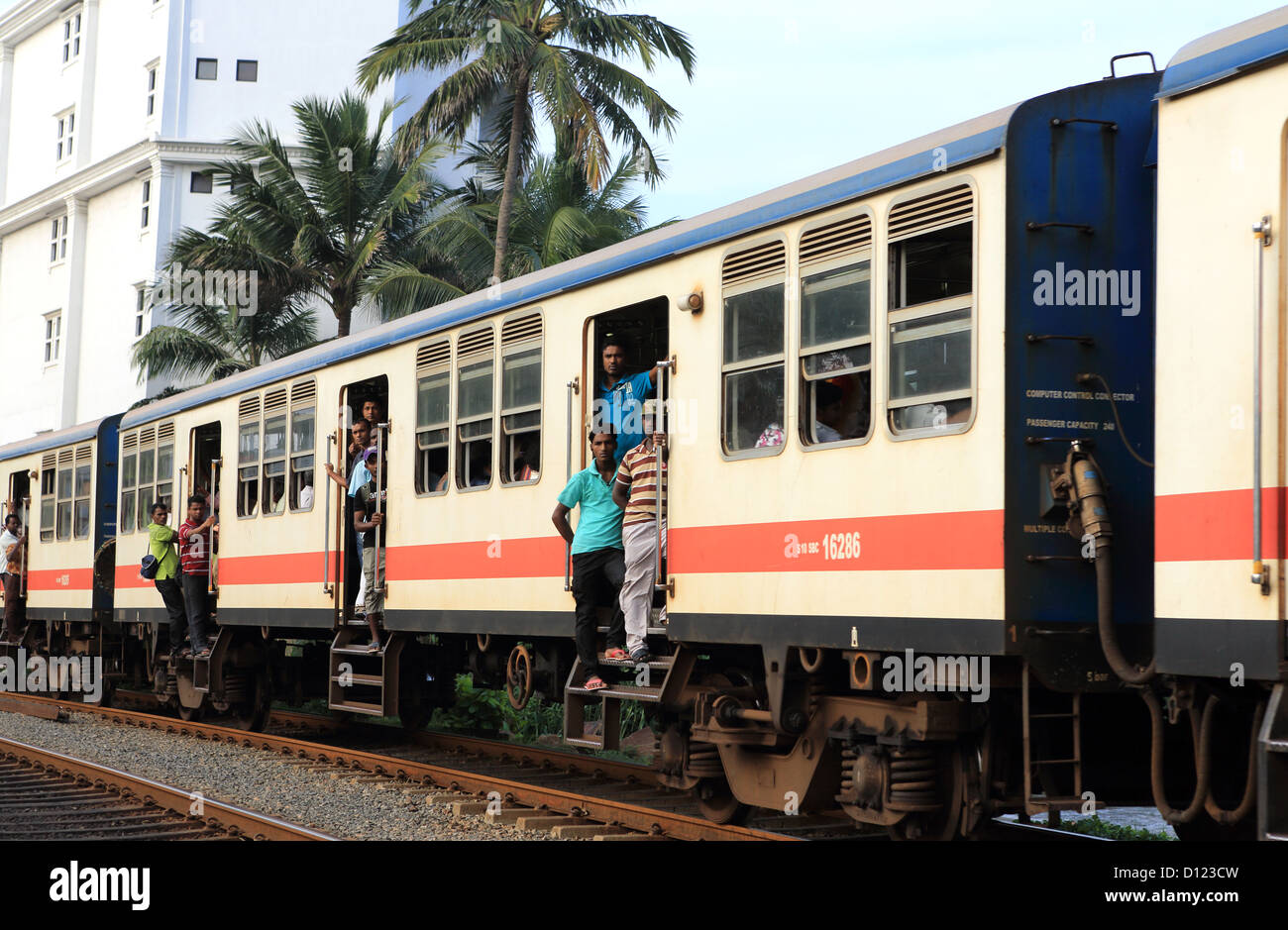 Train crowded sri lanka hi-res stock photography and images - Alamy