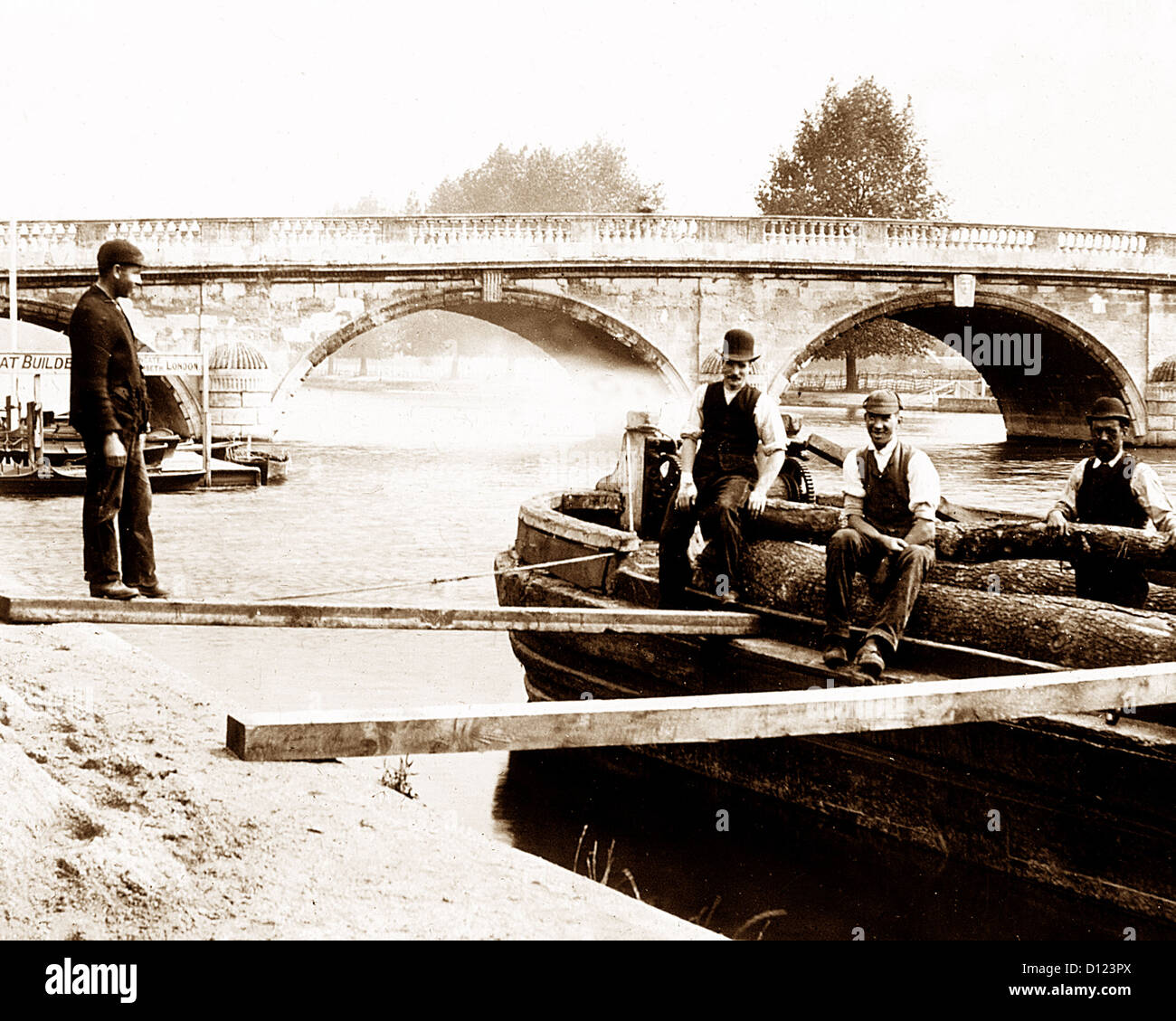 Old boat thames hi-res stock photography and images - Alamy