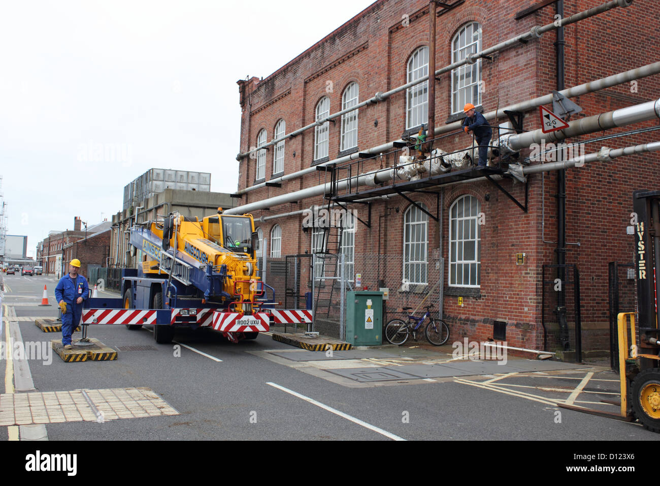 Slinger crane hi-res stock photography and images - Alamy