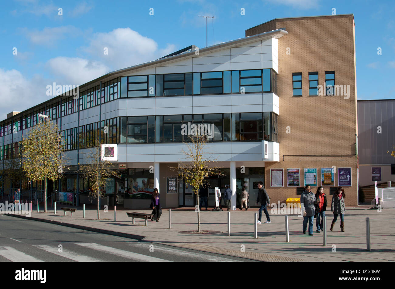 University building students hi-res stock photography and images - Alamy