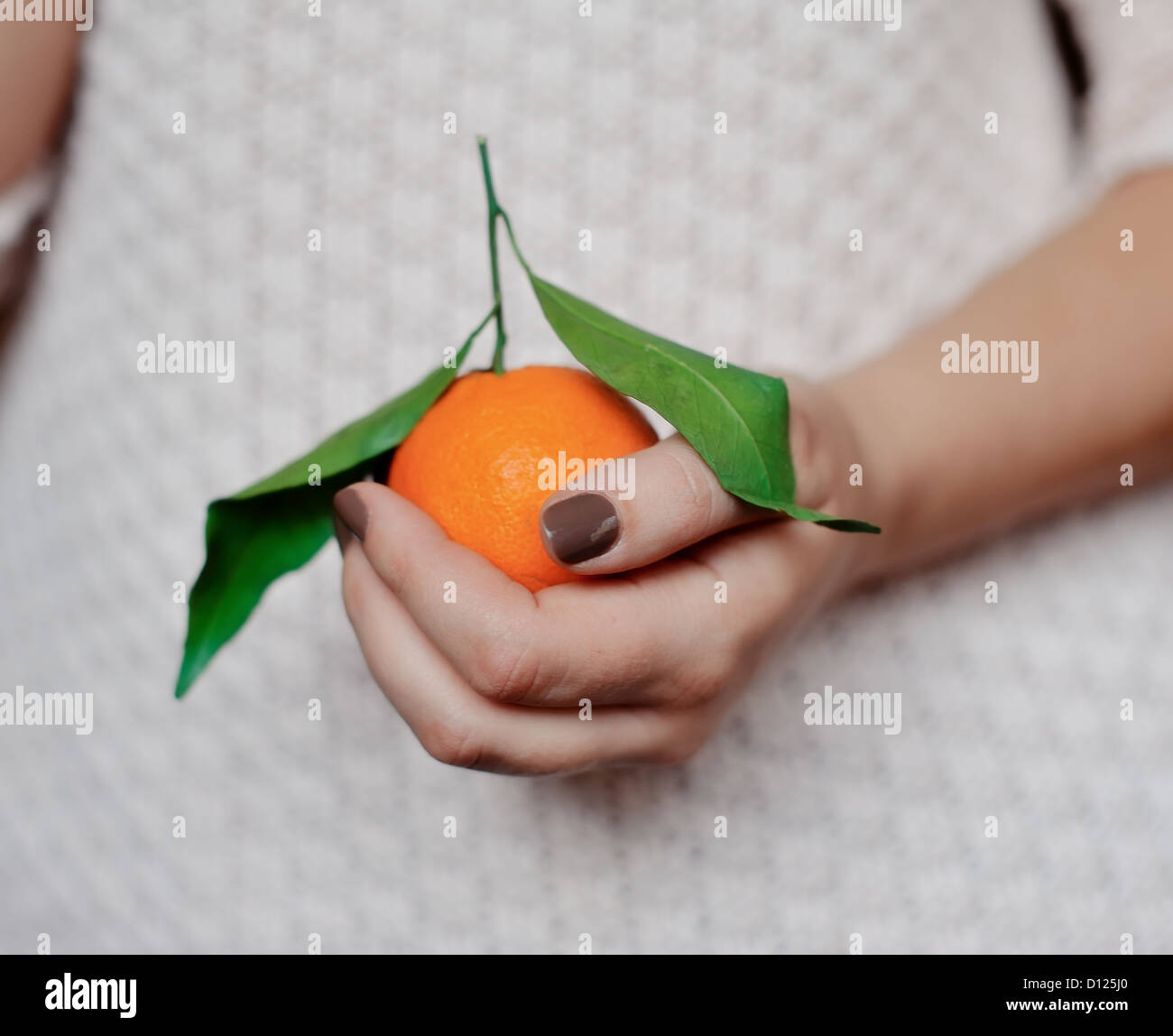 Hands clean mandarin hi-res stock photography and images - Alamy