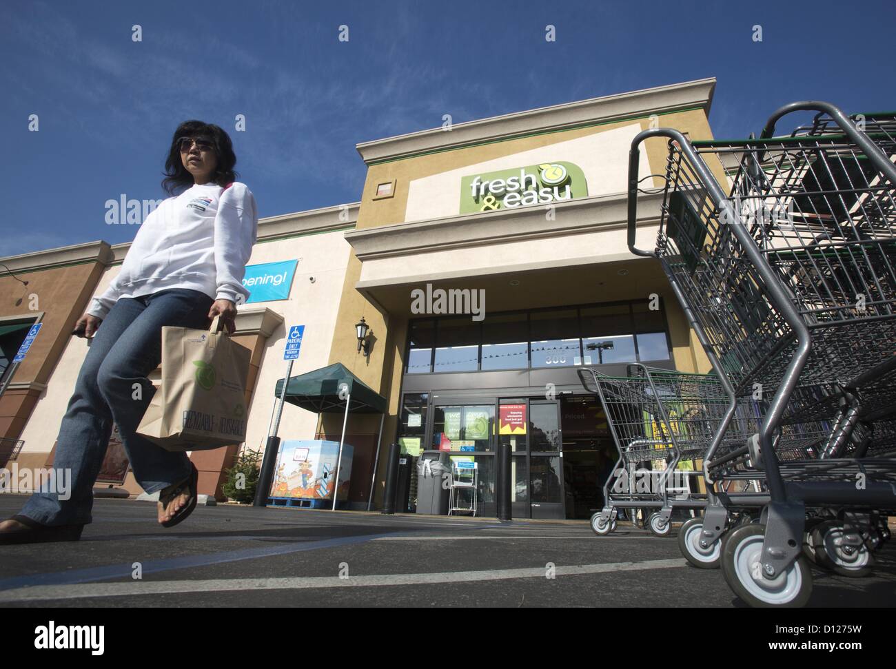 Leave a company review hi-res stock photography and images - Alamy