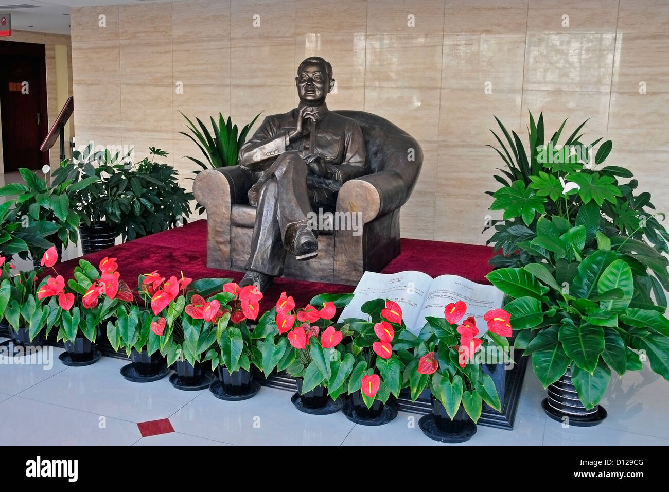 Sculpture of a man sitting hi-res stock photography and images - Alamy