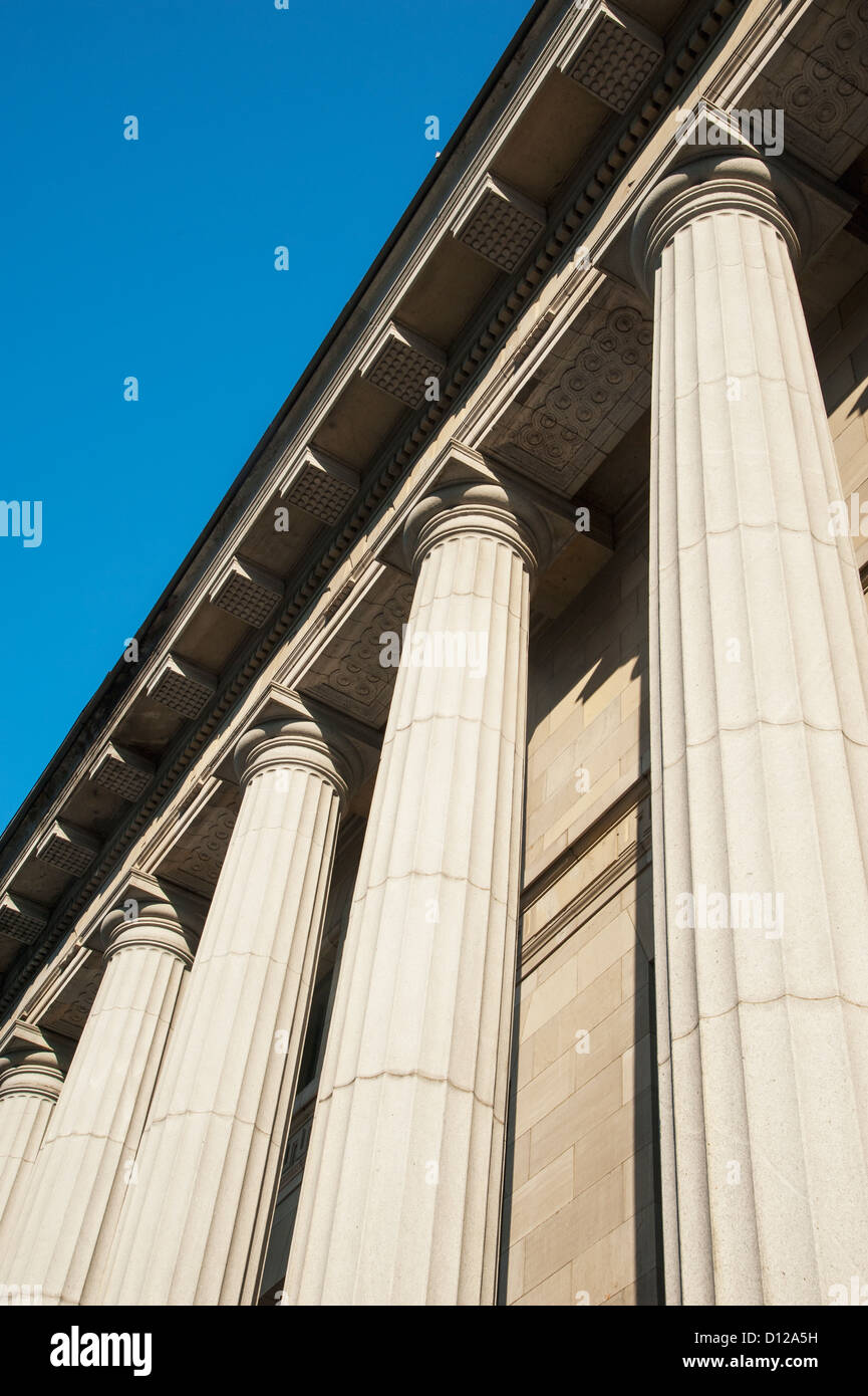 Row of white columns hi-res stock photography and images - Alamy