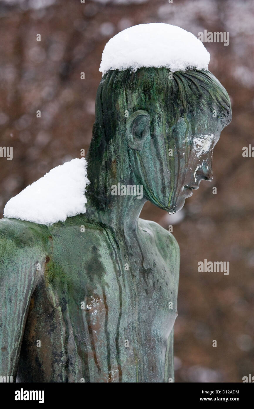 Statue cover hi-res stock photography and images - Alamy