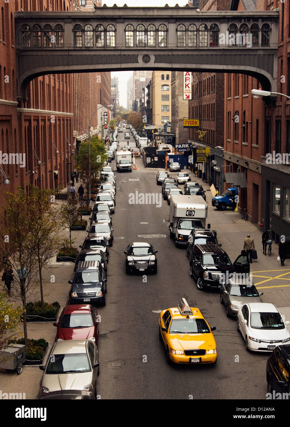 A skybridge over West 15th Street in Manhattan connecting the Chelsea ...