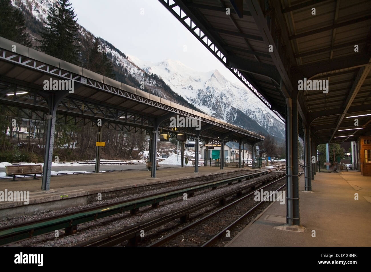 Mont a platform hi-res stock photography and images - Alamy