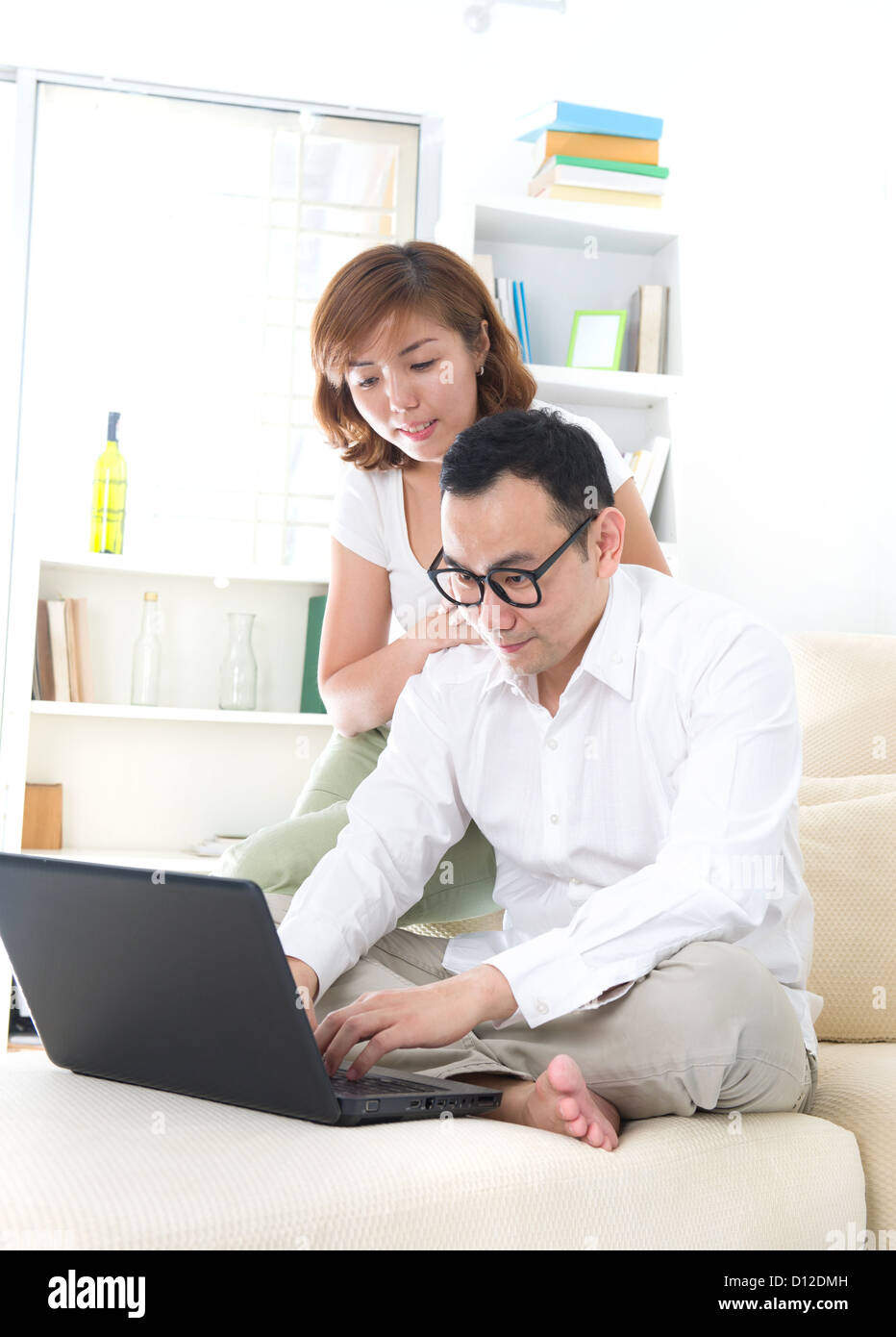 East asian girl computer hi-res stock photography and images - Alamy