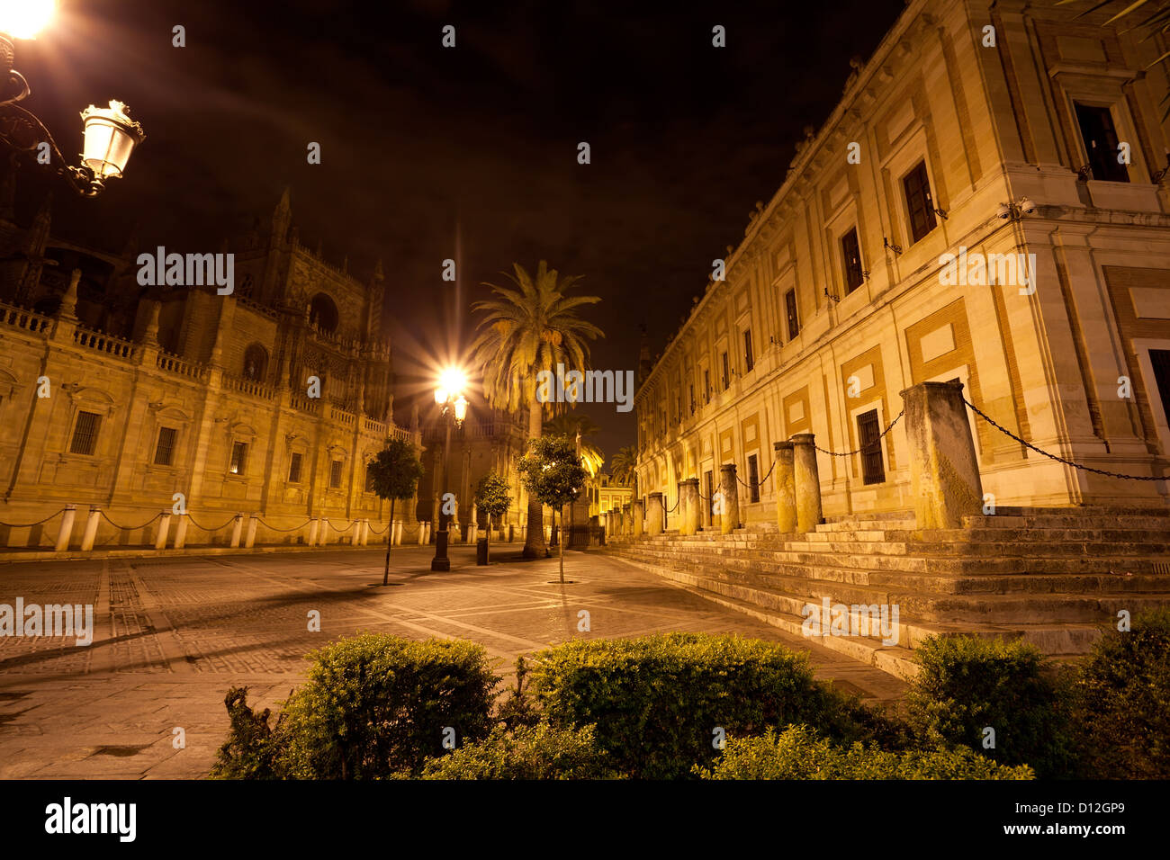Catedral de Sevilla at night Stock Photo - Alamy