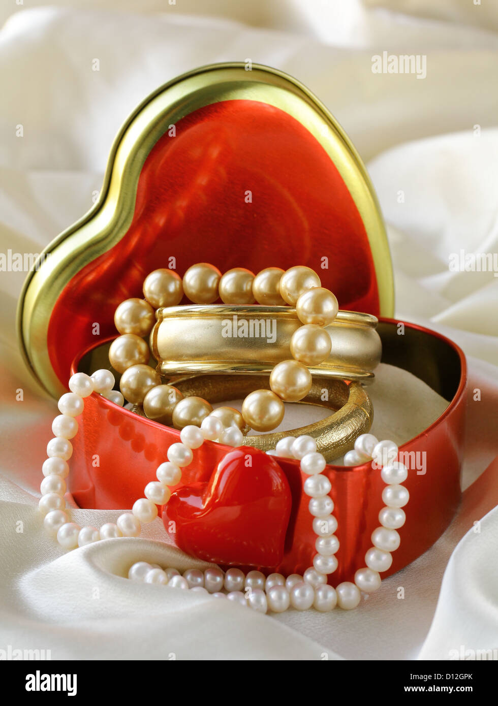 Pearl ornaments with gold hi-res stock photography and images - Alamy