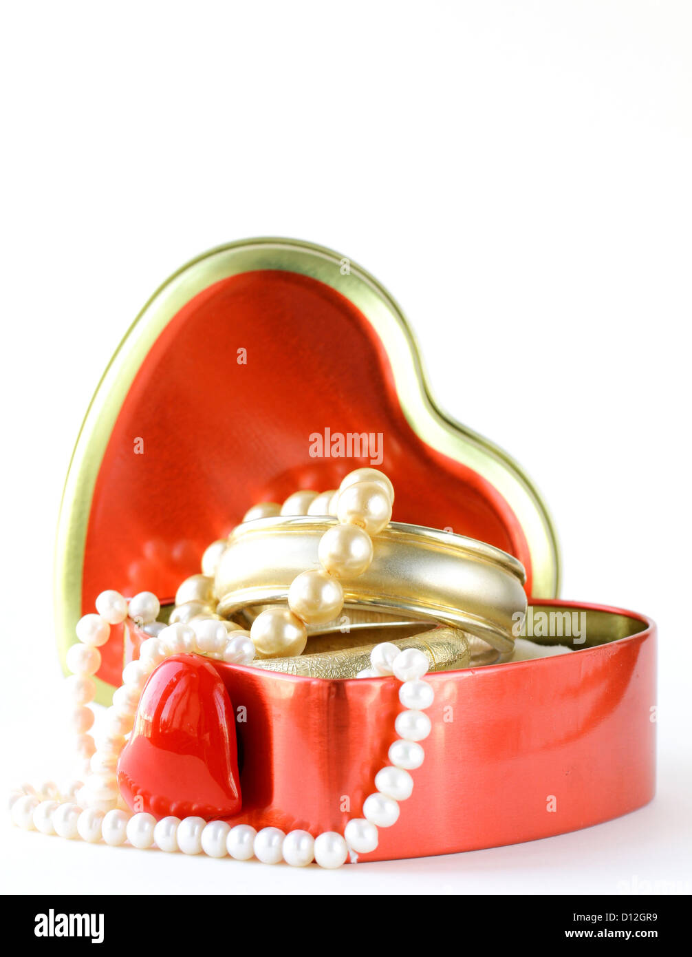 gift box with gold and pearl jewelry Stock Photo - Alamy