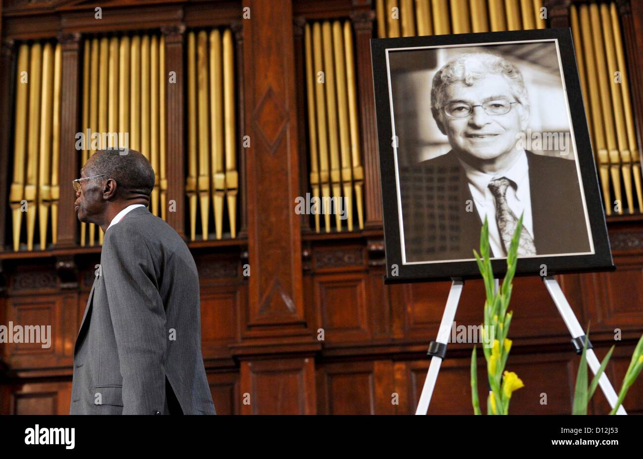 JOHANNESBURG, SOUTH AFRICA: Chief Justice Pius Langa at the memorial ...