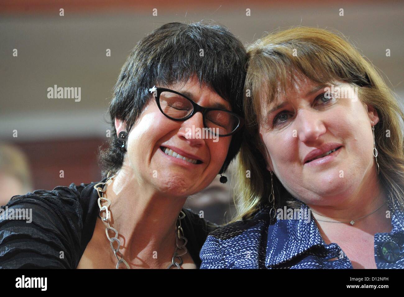 JOHANNESBURG, SOUTH AFRICA: Family members mourn at the memorial ...