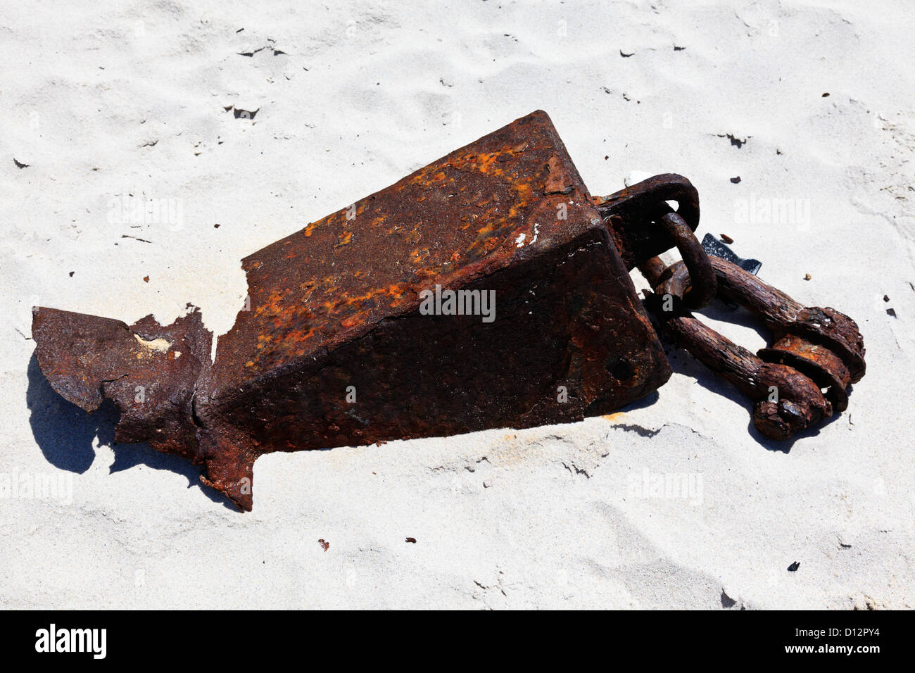 Rusted anchor with chain and shackle lying on a beach Stock Photo - Alamy