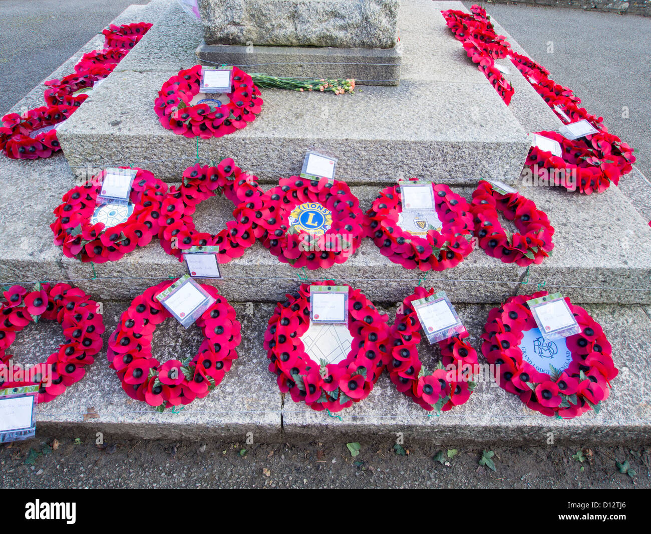 Poppy wreaths on Padstow war memorial, Cornwall Stock Photo - Alamy