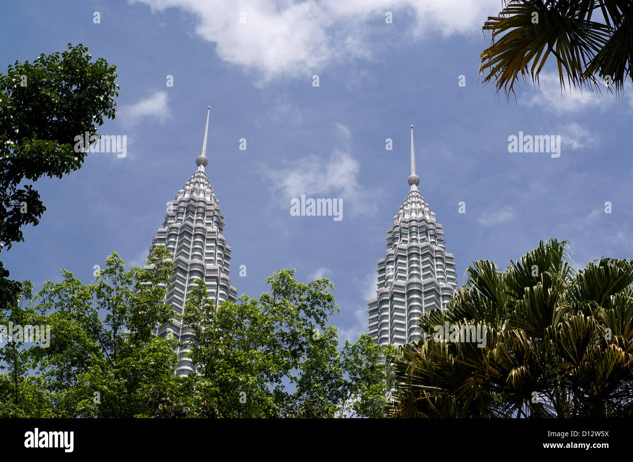 The Petronas-Twin Towers (M) by architect Cesar Antonio Pelli are ...
