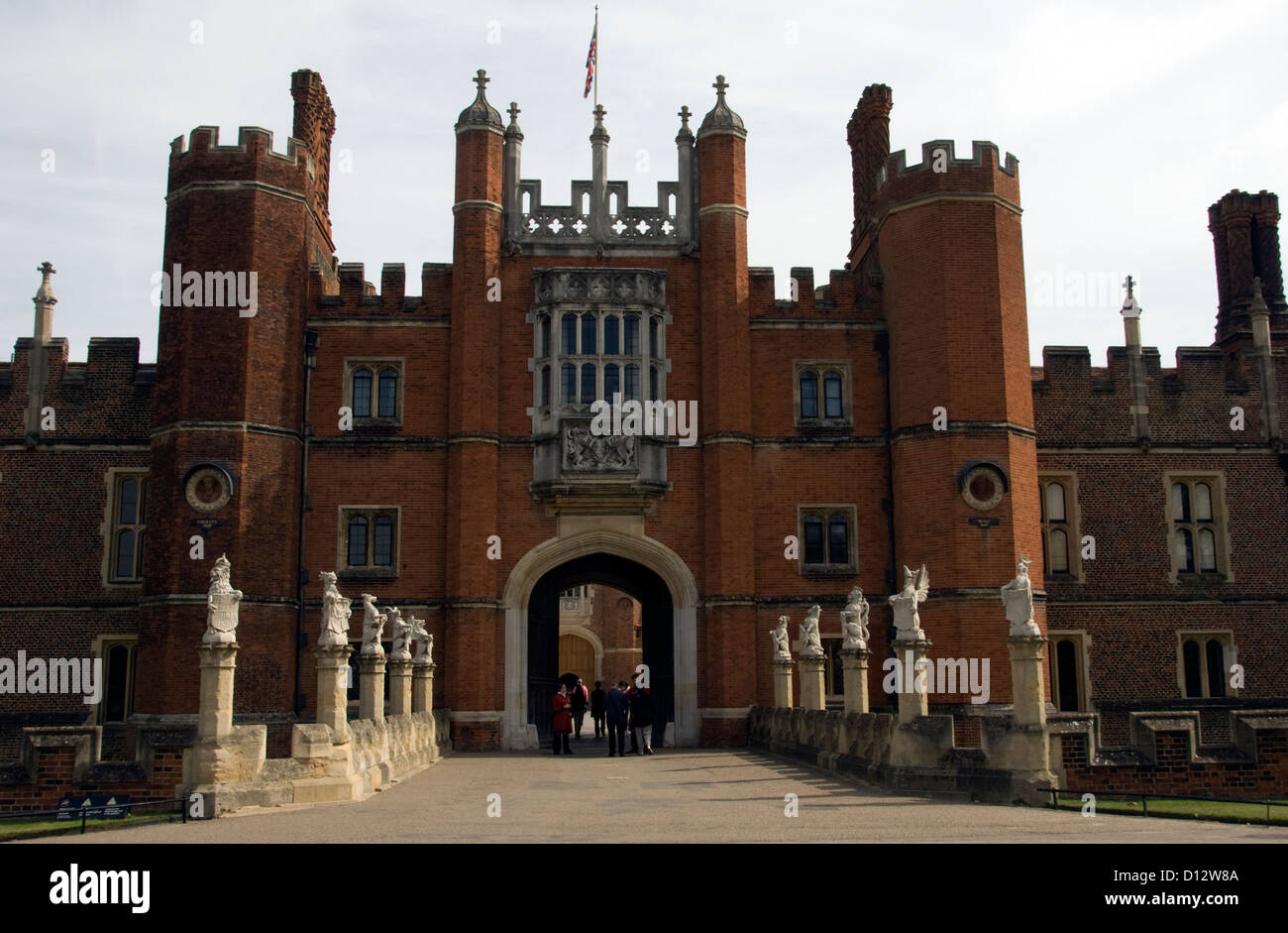 SURREY; HAMPTON COURT PALACE;THE KING'S BEASTS AND MAIN ENTRANCE TO ...