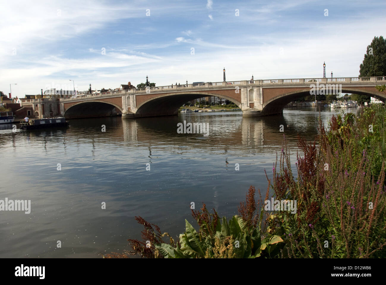 SURREY; HAMPTON COURT BRIDGE AND RIVER THAMES Stock Photo - Alamy