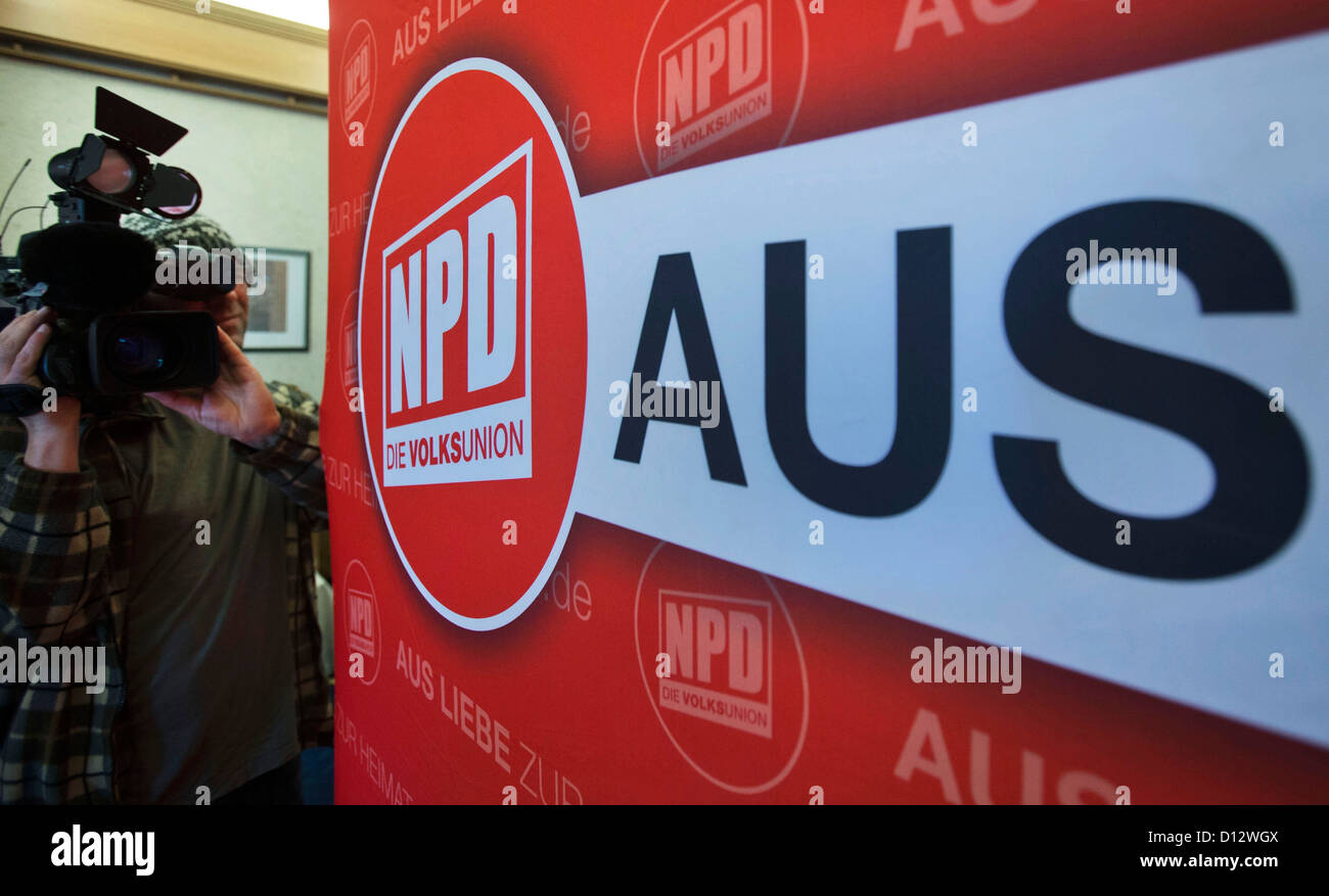 A camera man films the word 'AUS' next to the logo of the right ...