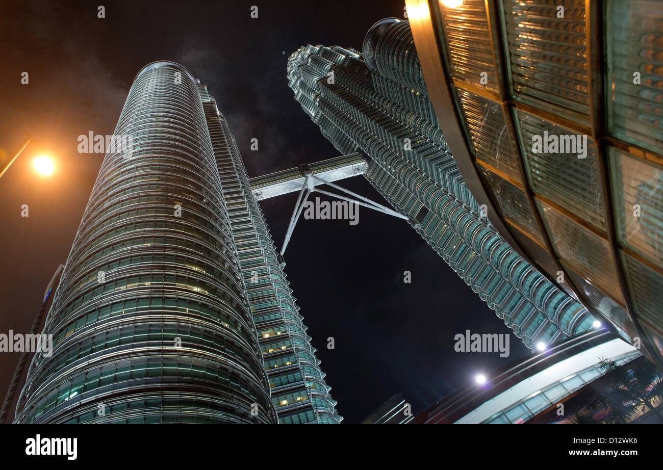 The Petronas-Twin Towers (M) by architect Cesar Antonio Pelli are ...