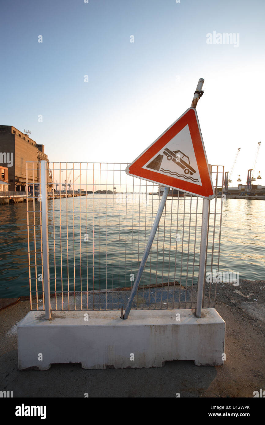 Danger sing hi-res stock photography and images - Alamy