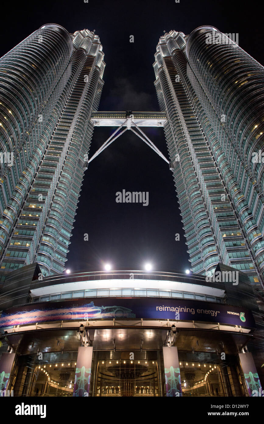 The Petronas-Twin Towers (M) by architect Cesar Antonio Pelli are ...