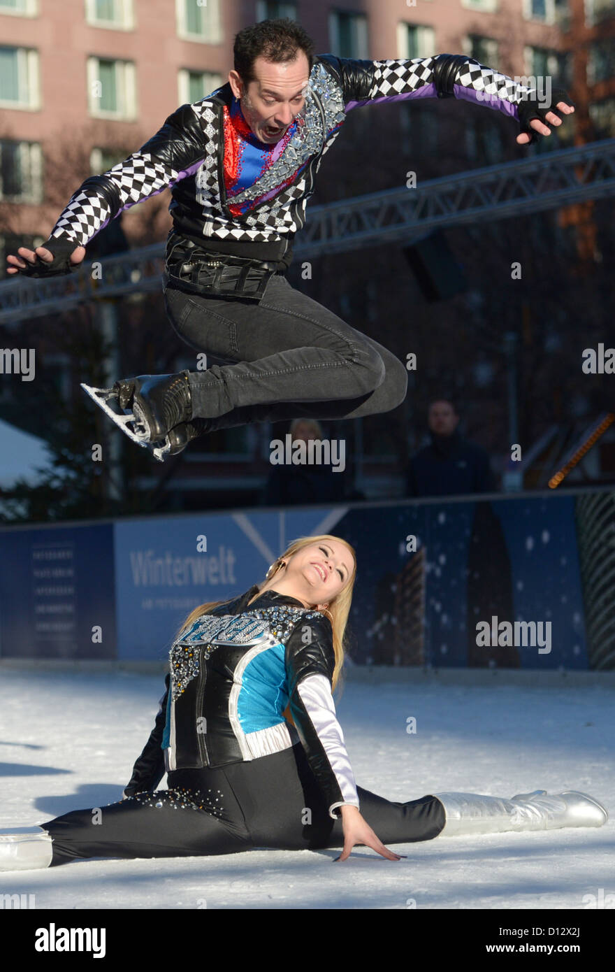 Male ice dancer hi-res stock photography and images - Alamy