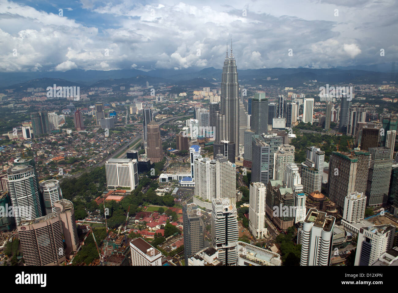 The Petronas-Twin Towers (M) by architect Cesar Antonio Pelli are ...