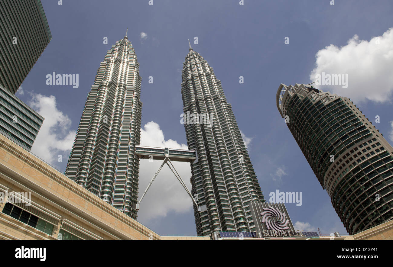 The Petronas-Twin Towers (M) by architect Cesar Antonio Pelli are ...