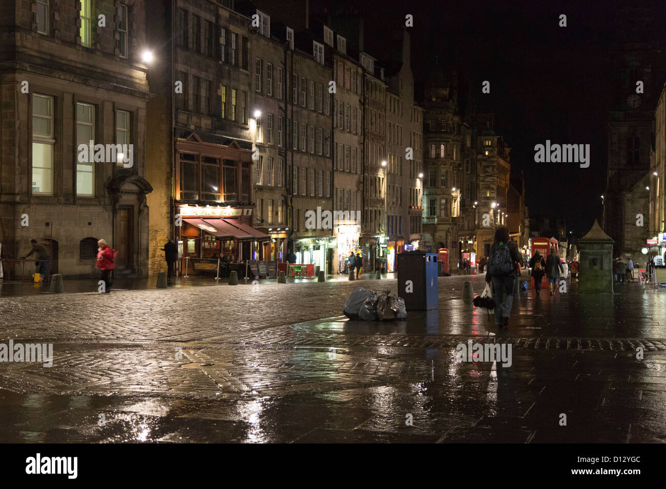 Royal Mile in the rain in Edinburgh Stock Photo - Alamy