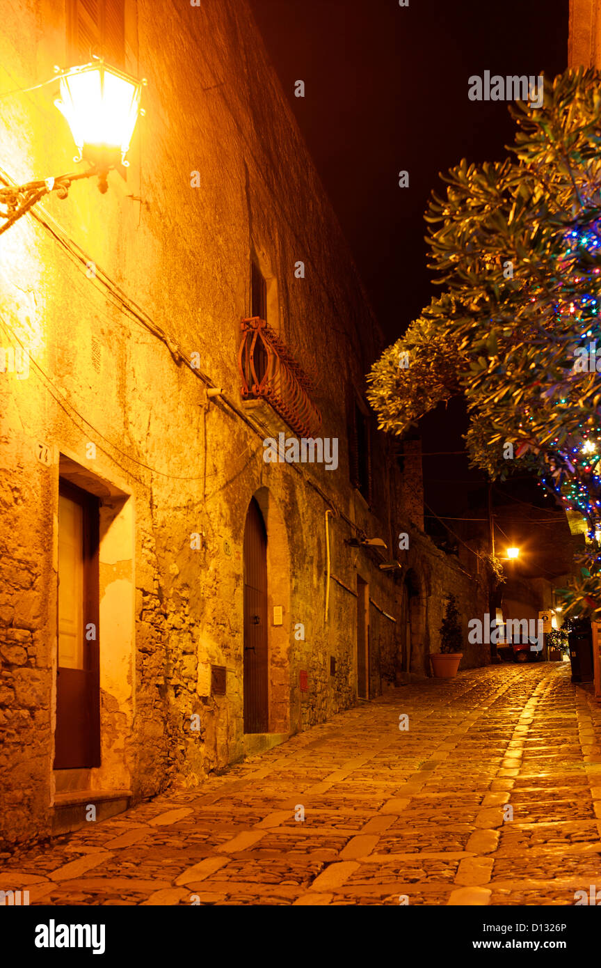 Cobblestone street illuminated by light at night Stock Photo - Alamy