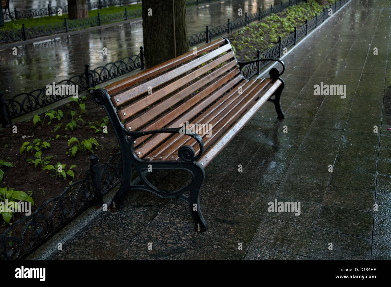 Park bench after rain Stock Photo - Alamy