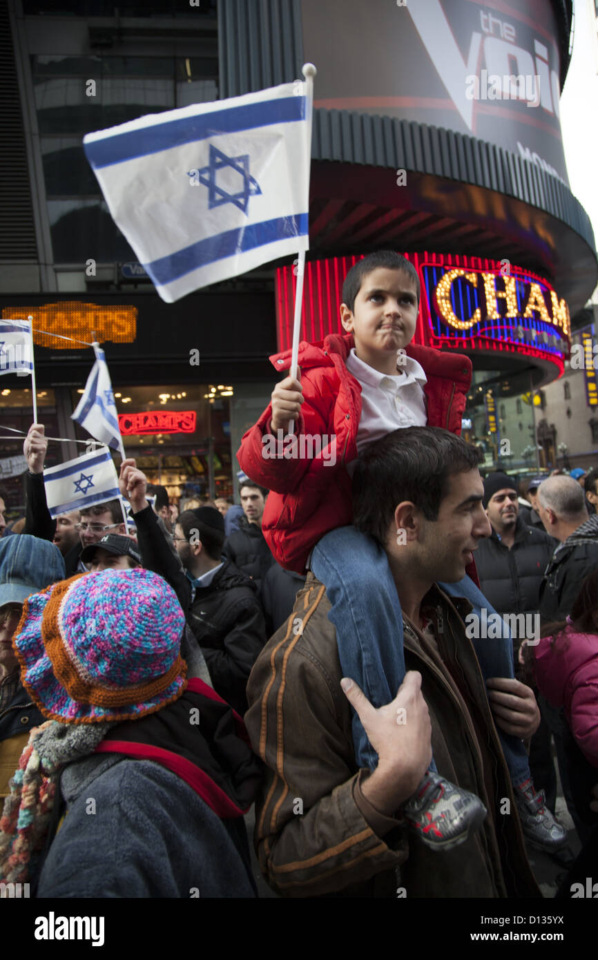 Pro-Israeli demonstrators in Times Square, NYC, over the recent upsurge ...