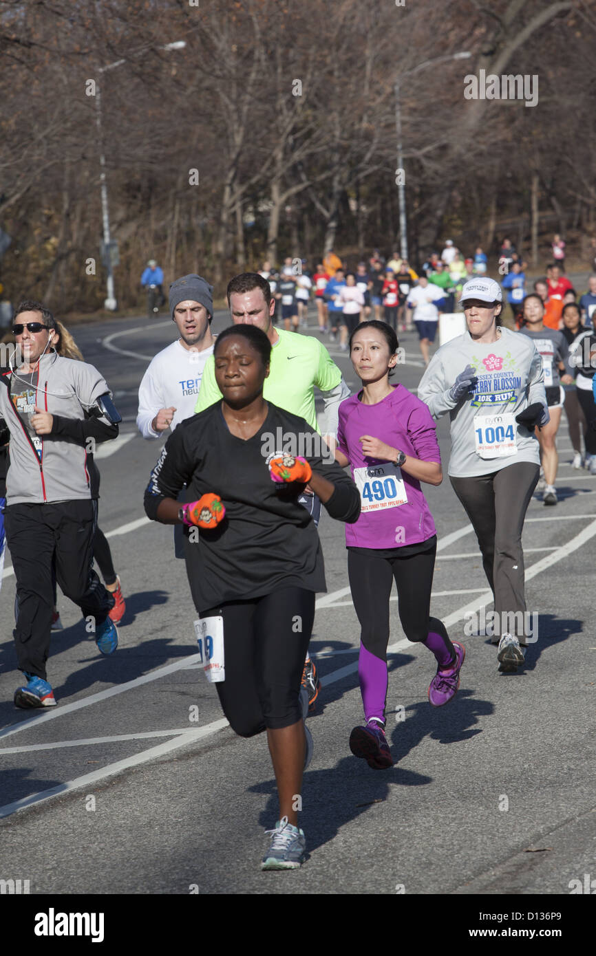People at all levels of fitness & ability run in the annual 5 mile ...
