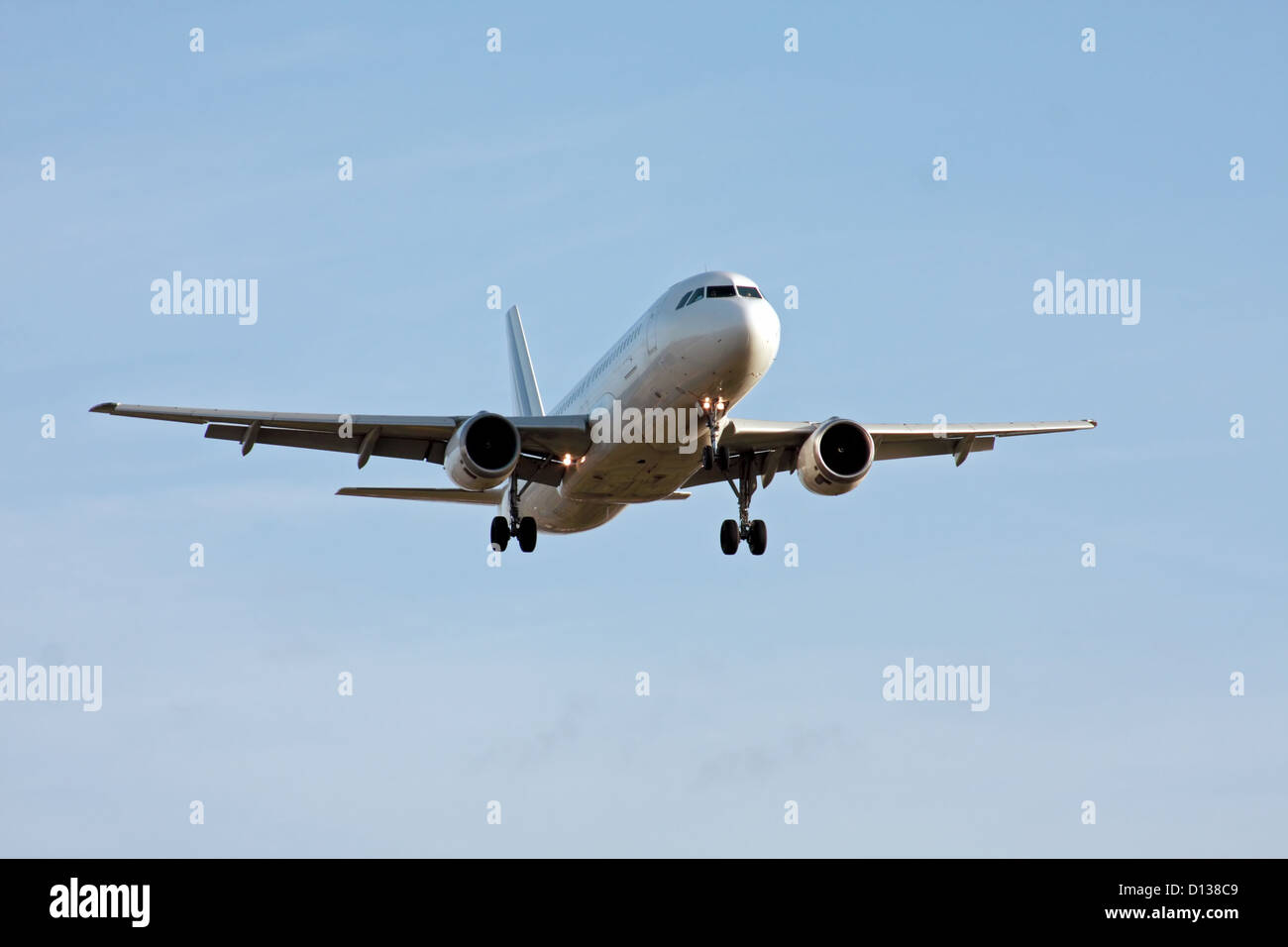 Landing aircraft hi-res stock photography and images - Alamy