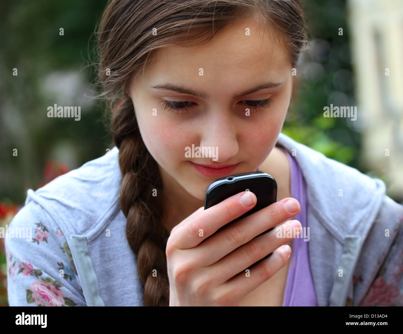 Girl mobile phone reads message net hi-res stock photography and images ...