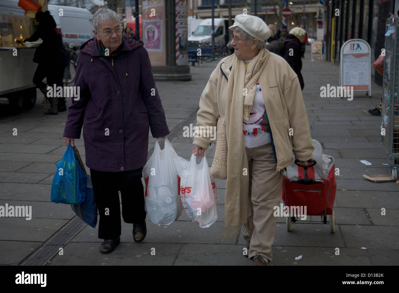 Elderly shoppers hi-res stock photography and images - Alamy