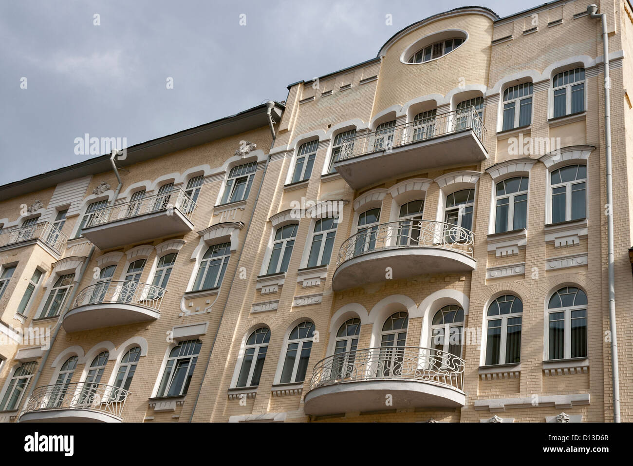 Old yellow residential building hi-res stock photography and images - Alamy