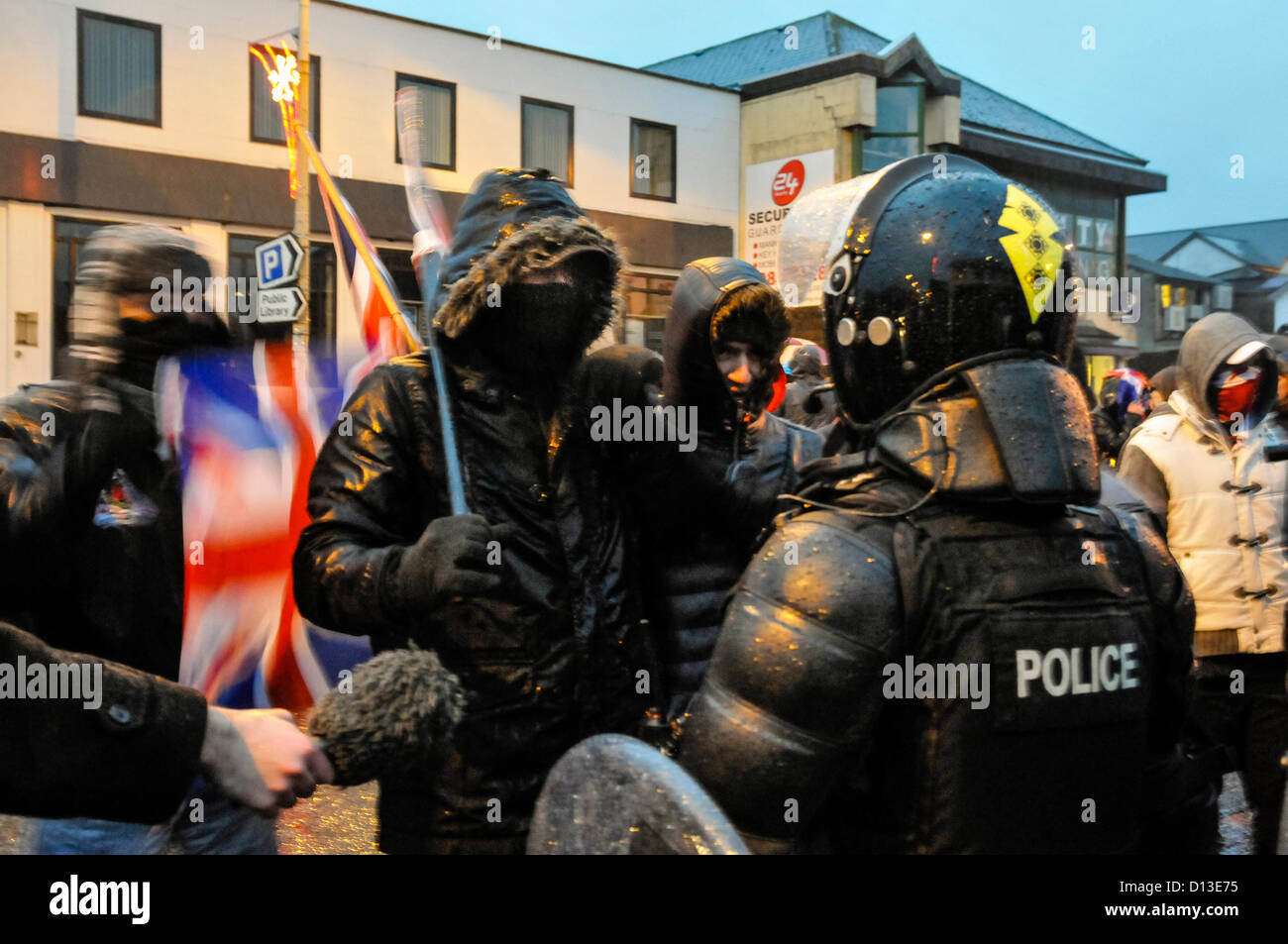6th December 2012, Newtownabbey, Northern Ireland. PSNI officers in ...