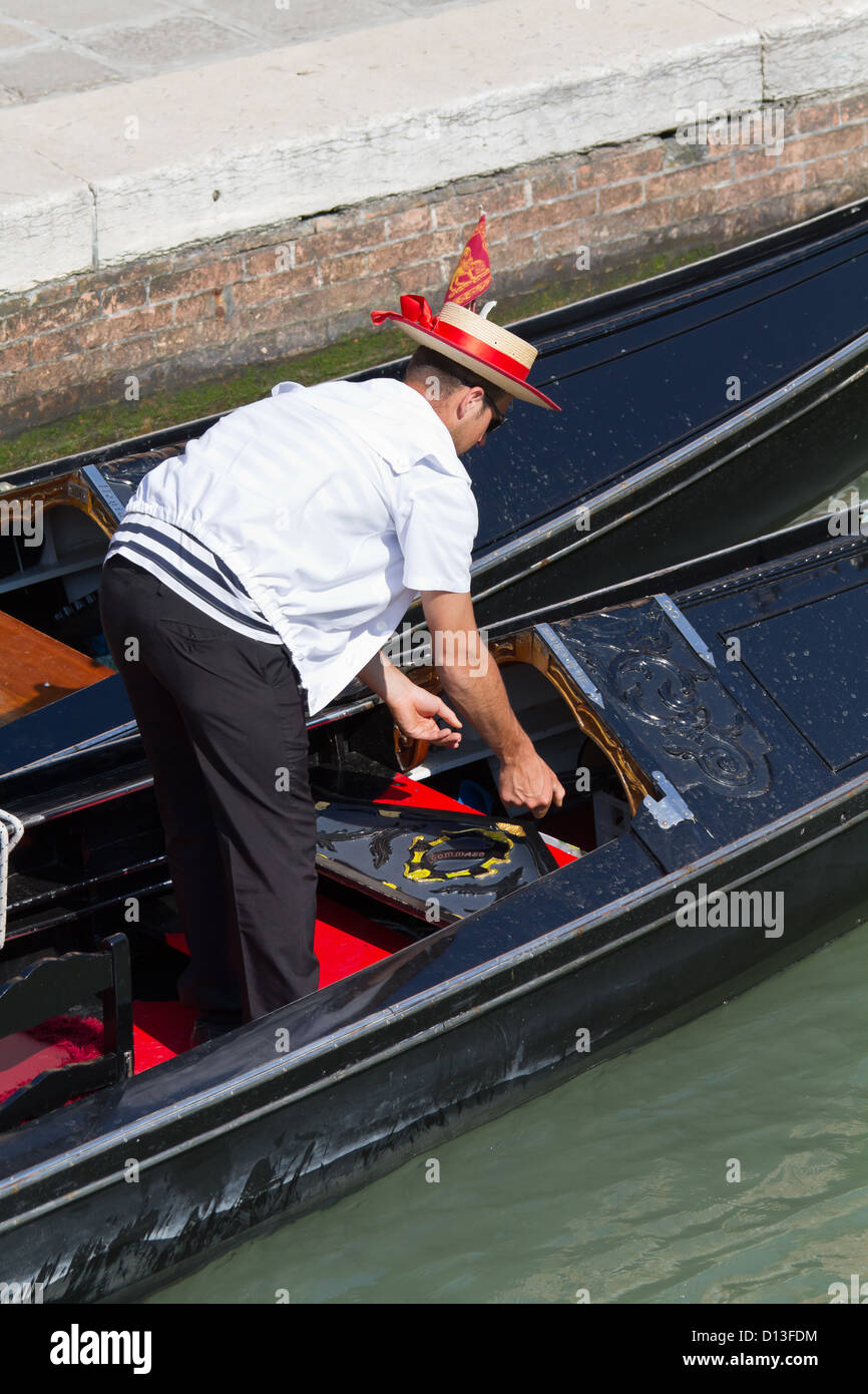Typical Gondolier in Venice, Italy Stock Photo - Alamy