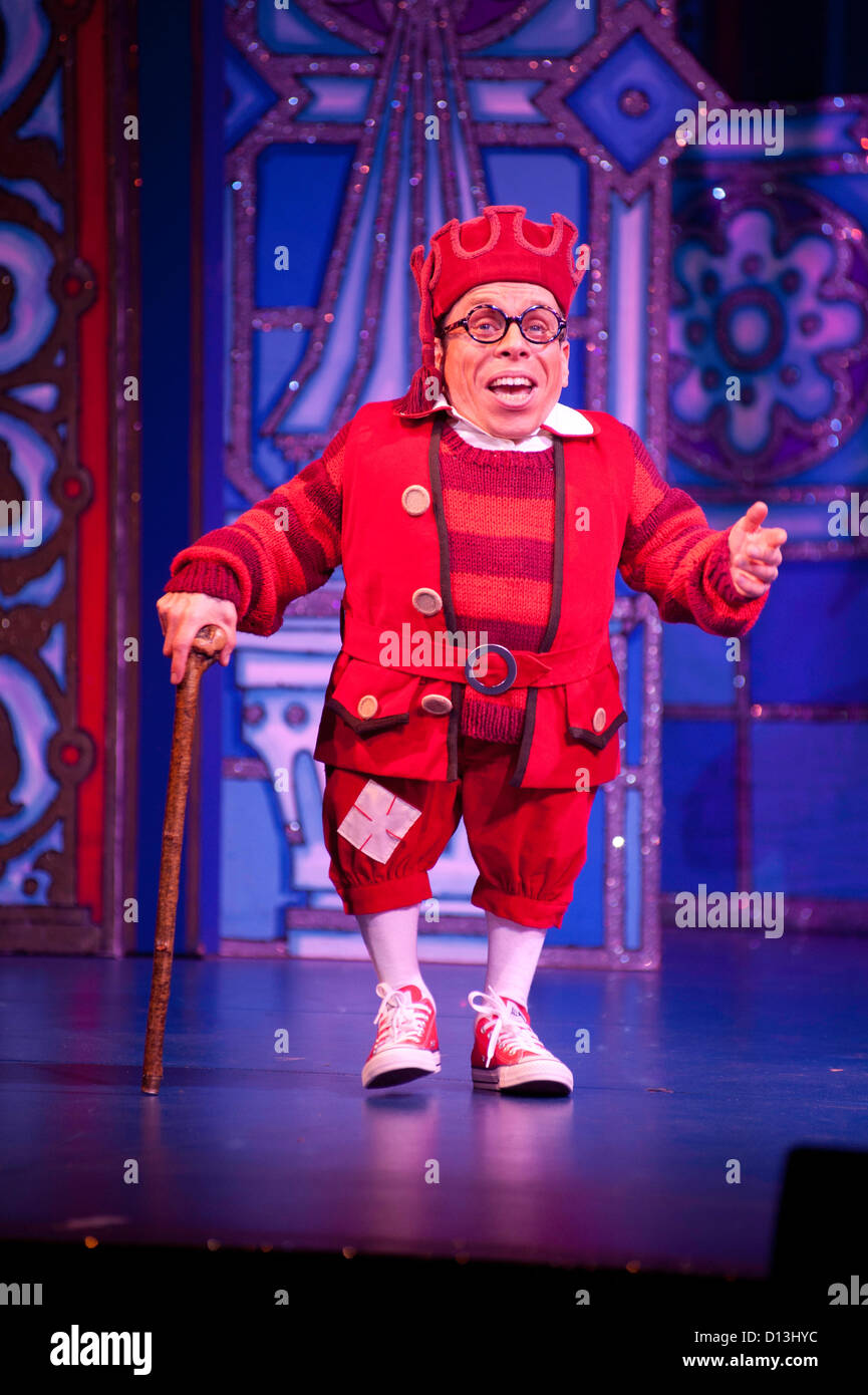 Snow white seven dwarfs pantomime hi-res stock photography and images - Alamy